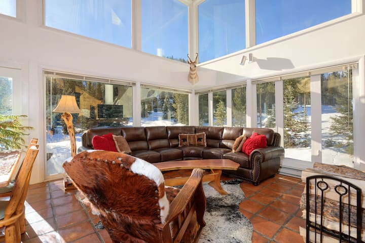 Ski In/out Home W/hottub, Sauna, Fireplace & Views - Big Sky