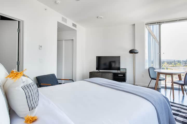 Roomy Downtown Bellevue 2br W/ Gym, W/d, Near Shops, By Blueground - Seattle, WA
