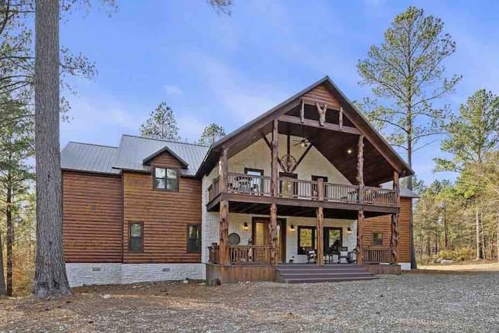 Yellowstone Lodge- 7 King Rooms, Playscape &More!