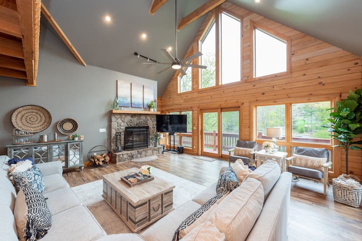 Family Lake Retreat W/ Fire Pit & Hot Tub - Oakland, MD