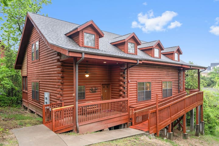 Two Walk-in Connected Cabins In The Heart Of Branson, Golf And Ticket Discounts! Sleeps 14 - Branson, MO