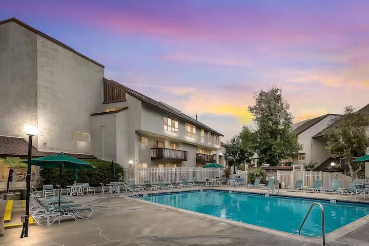 Spacious 2br Mission Valley Condo | Pool | Balcony - San Diego, CA