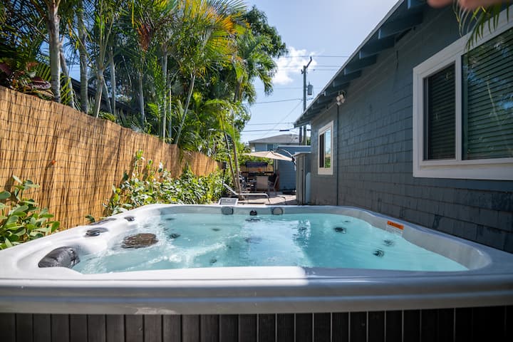 Paradise Getaway Cottage W/ Hot Tub, Beach & Bikes - West Palm Beach, FL