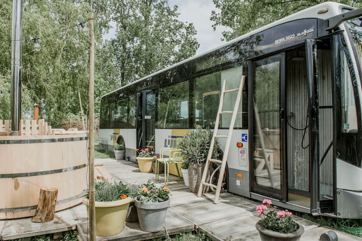 Bus Kot - Overnachten In Een Lijnbus Met Hottub - Ypres