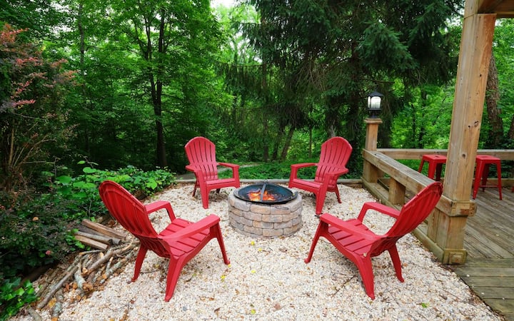 Whiskey Ridge - Outdoor Firepit, Hot Tub & More - Sevierville, TN