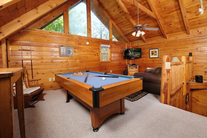 Great Location With Hot Tub And Pool Table! Cute A - Gatlinburg, TN