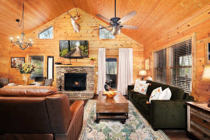 Log Cabin-hot Tub, Screened Porch, Outdoor Tv, Arcade Game, Ticket To Dollywood - Gatlinburg, TN