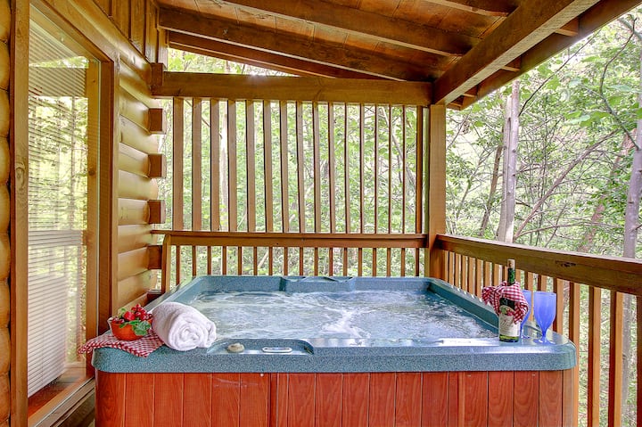 Hot Tub, Pool Table, Spacious Bedroom, Fireplace! - Gatlinburg, TN