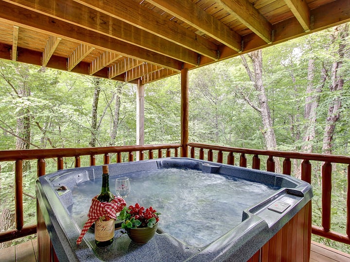Hot Tub, Pool Table, Located Between Gburg & Pf! - Gatlinburg, TN