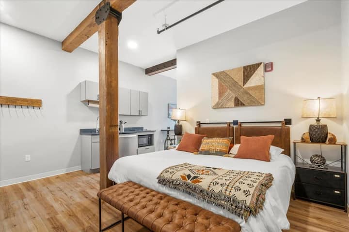 The Outlaws - Pet Friendly Studio W/ King Size Bed - Manchester, NH