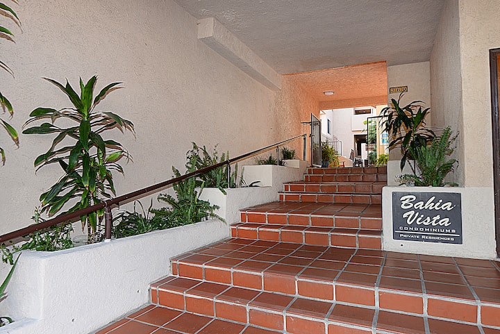 A11 - Bahia Vista Townhouse Style Condo With Pool - Avalon, CA