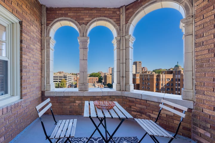 Plaza Penthouse: Historic Charm & Stunning Views - Mission, KS
