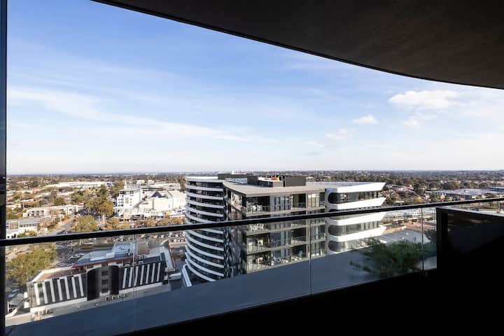 Modern 2br Abode With Balcony View Gym Access - Box Hill