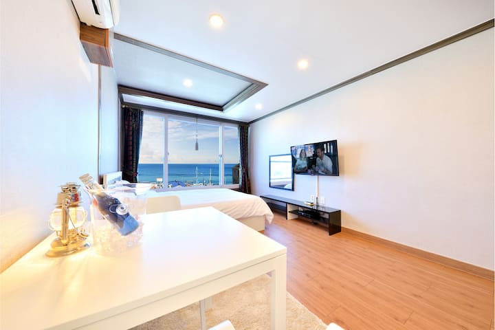 #동명항 #등대해수욕장 #청초호 302호(학무정룸) - Sokcho-si