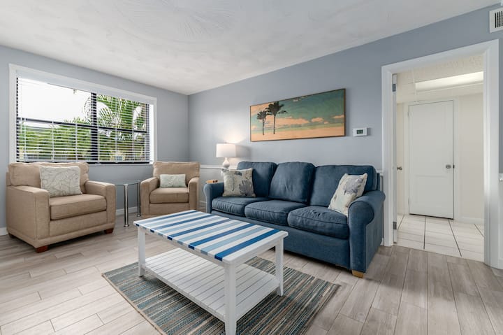 Friendly Native Retreat: 2bd|1br| Walk To Beach! - St. Pete Beach, FL