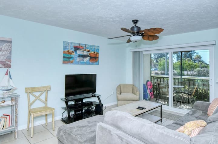 Condo 104 Across The Street From Siesta Key Beach - Siesta Key, FL