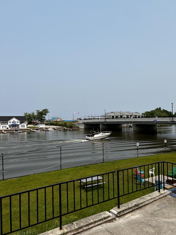 Dock Life Beach 1 - Cottage 2, Riverside, 3 Bdrm - Ontario