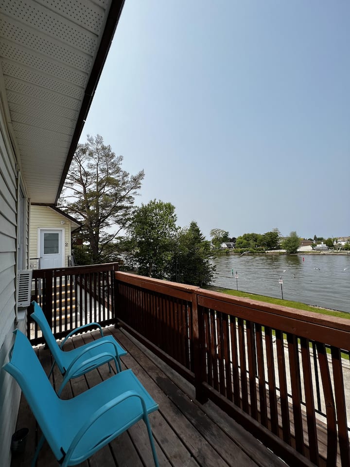 Dock Life Beach 1 - Cottage 3, Riverside, 2 Bdrm - Ontario