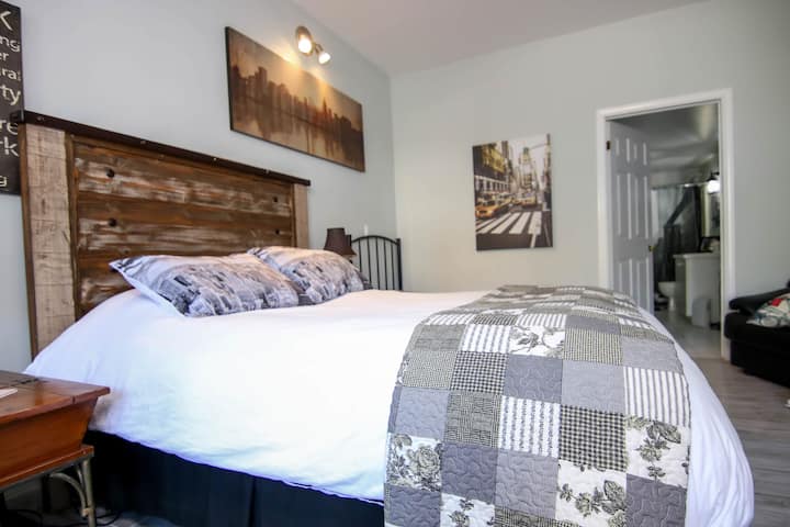 Fifth Avenue | The Jypsy Inn | Muskoka - Bracebridge