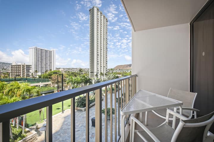 Aston Waikiki Sunset: 1 Br W/city Views & Kitchen - Honolulu, HI