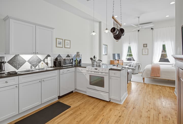 Downtown 2-bedroom, Walk To Beach & Shops! - Beulah, MI