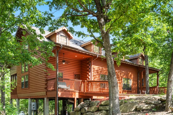 Branson Cabin W/fireplace • 3 King Beds • Sleeps 8 - Branson, MO