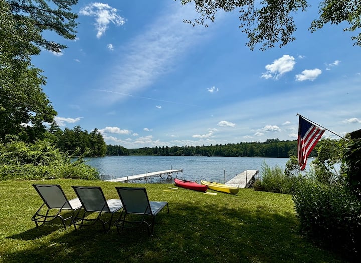 Lake Buel: 2 Docks, Kayaks, Patio, Fire Pit! - Lake Buel, MA