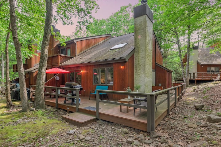 Boulder Pointe By Avantstay | Deck & Forest Views - Split Rock Resort, Lake Harmony