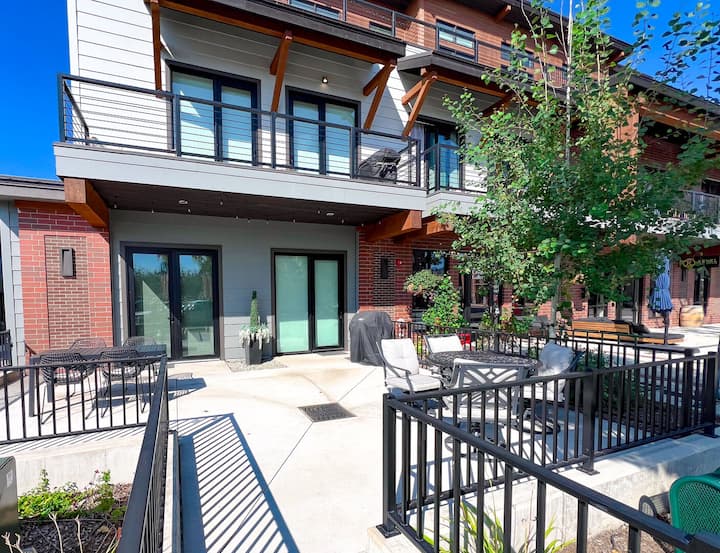 Luxury Condo, Downtown Whitefish, Indoor Parking! - City Beach, MT