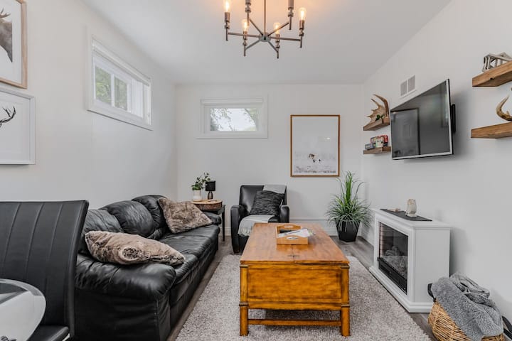 Vip Yxe · Suite Spot Off Broadway | 1br +Fireplace - Saskatoon