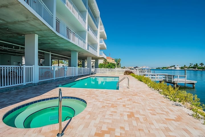Beachfront Suite! Free Parking, Full Kitchen! - St. Pete Beach, FL