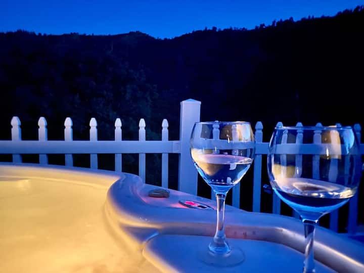 Happy Hedgehog - River Views - Hot Tub - Private - Sierra Nevada, CA