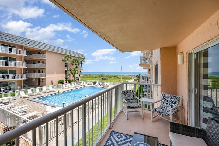 Barefoot Bungalow: 2b/2b Poolside Ocean View - Cocoa Beach, FL