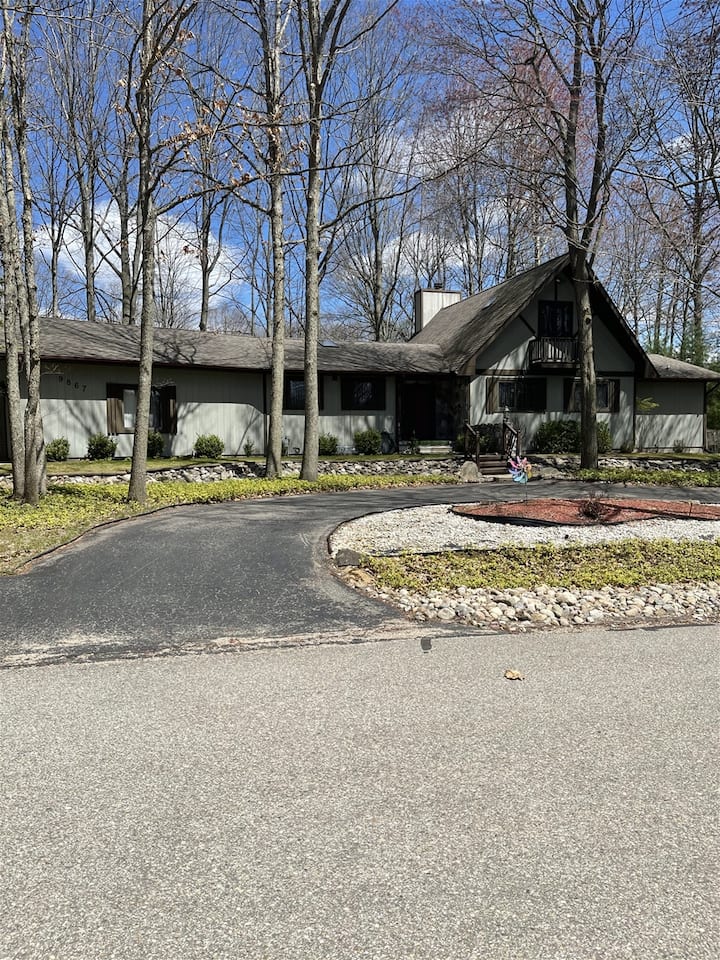 Great 3 Bedroom W/loft 2.5 Baths On Highland Cours - Big Rapids, MI