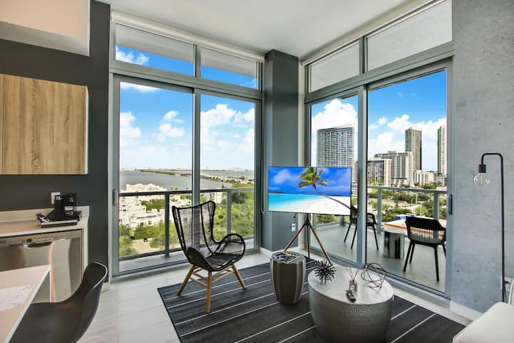 Gorgeous Bayviews - Urban Design 2bdrm Penthouse - Miami, FL