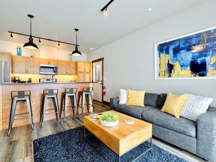 Mural Place, Cool Downtown Condo - Columbia Falls, MT