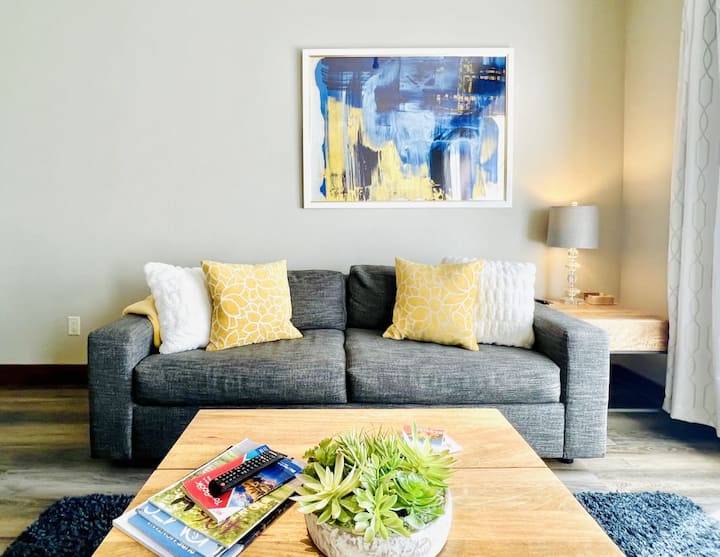 Mural Place, Cool Downtown Condo - Columbia Falls, MT