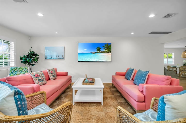 The Pink Cabana – A Vibrant Escape Great Location! - Palm Beach, FL