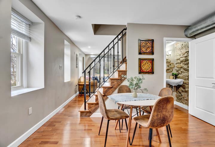 Cheerful Chestnut Hill 2 Br/1.5 Ba/private Deck - West Oak Lane - Philadelphia
