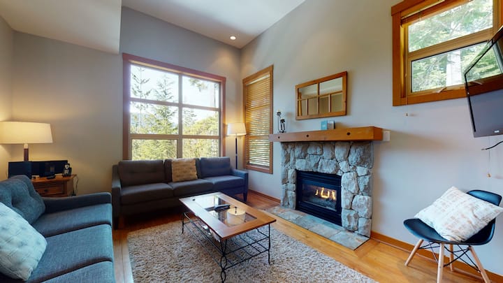 3 Bedroom Plus Den / 2.5 Bath Mountain Star Townhome, Private Hot Tub, Quiet Slope Side Location - ウィスラー