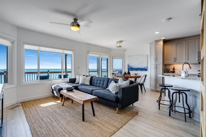 Lakefront W/ Hot Tub + Private Beach | Near Point Pelee - Leamington