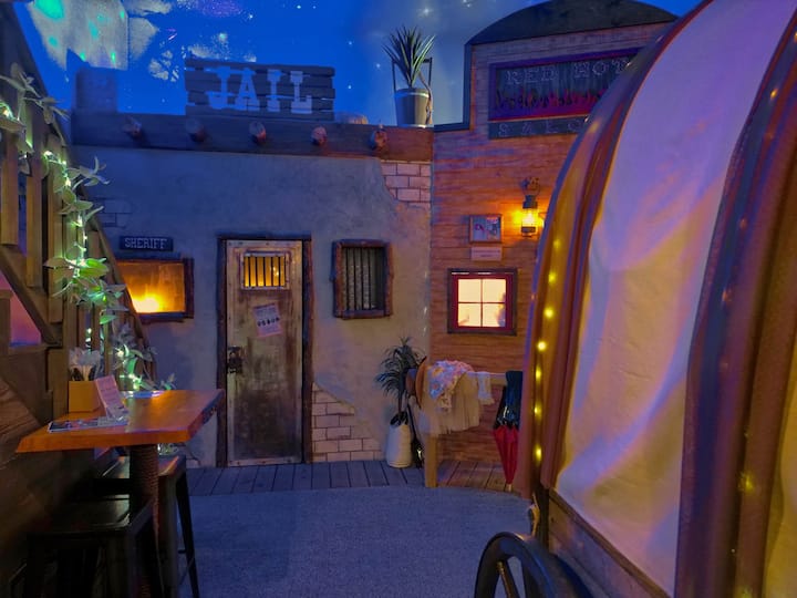 Adults Only Getaway! Must See-ghost Town Suite! - Villa Rica