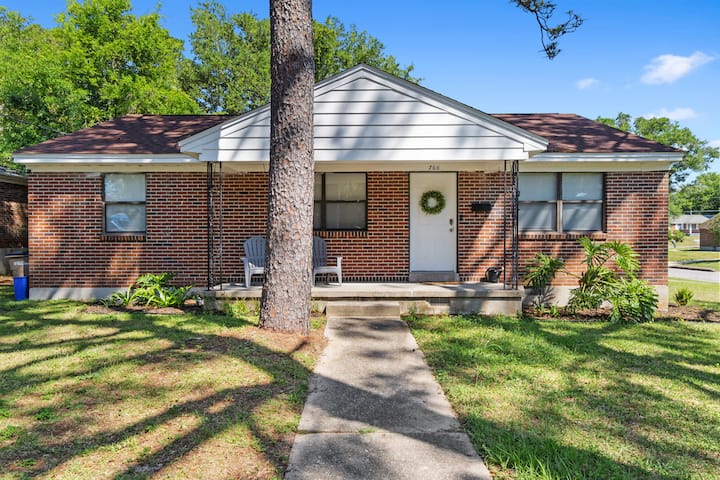 Central Retreat | Main Home + Studio | Fire Pit - Pensacola, FL