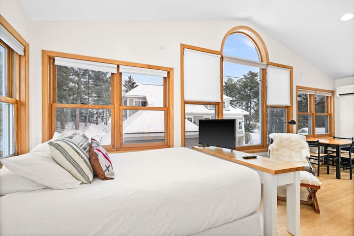 Sun-drenched Waterfront Studio - Duluth, MN