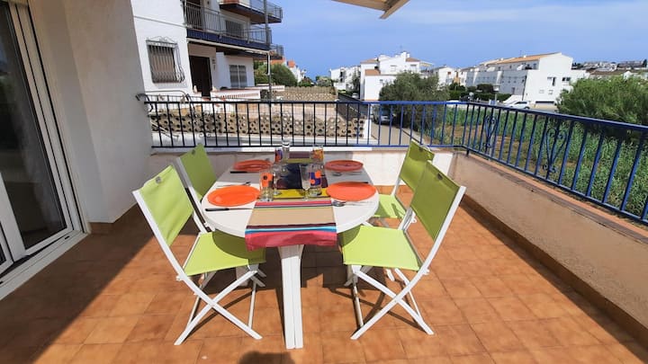 Cozy Apartment In Sant Genis, Llançà Steps From Grifeu Beach, 2 Bedrooms, Terrace, Parking - Llançà