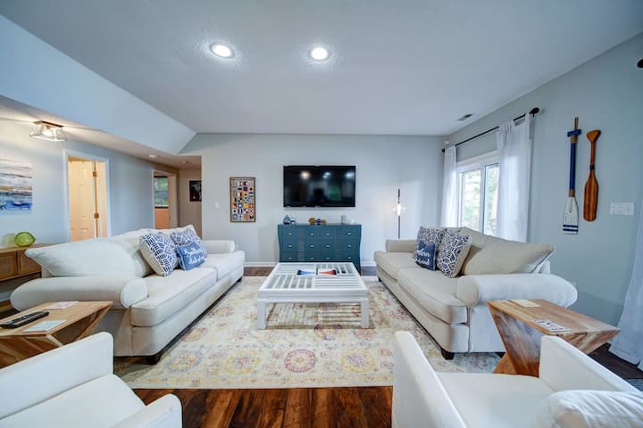 Spectacular Lake Oasis + Private Beach + Firepit - Lake Wylie, SC