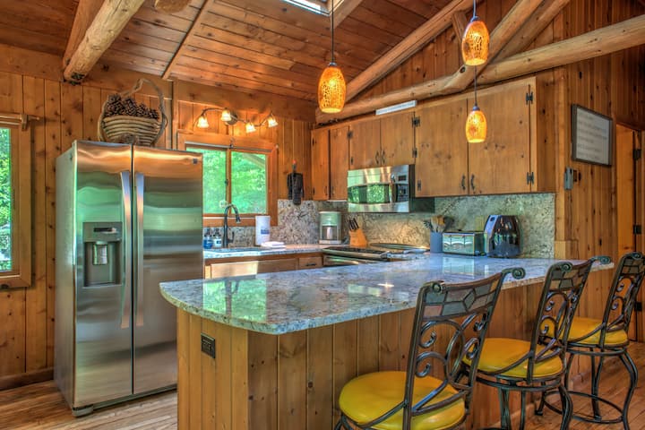 Decks, Fire Pits + Biltmore Pass, 19min Avl - Weaverville, NC