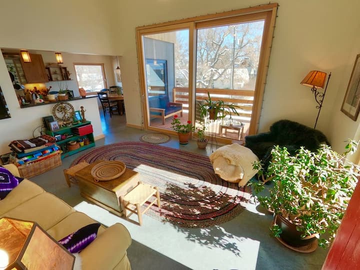 Bozeman Retreat A: Hip, Clean, Comfy, Downtown - Bozeman, MT