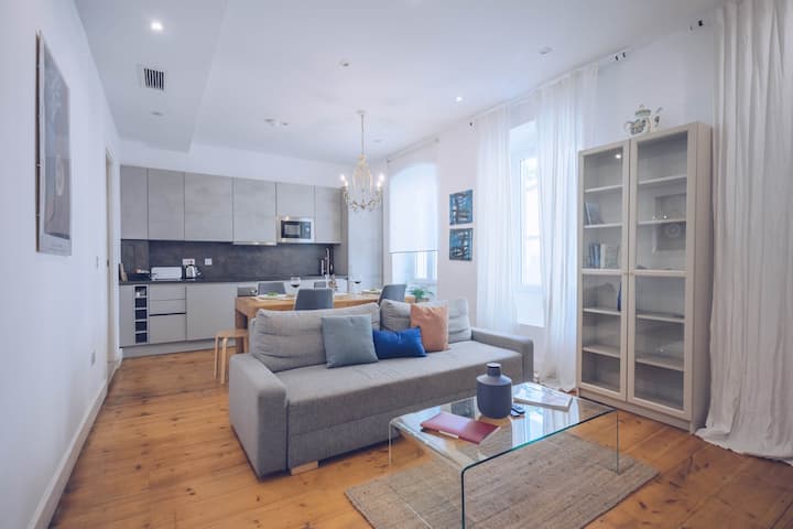 Spacious Cozy 2br/2ba In The City Center - Gibraltar