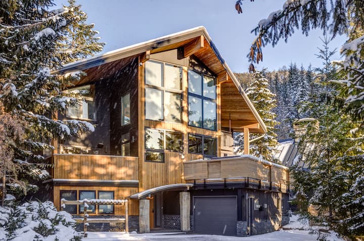 Snowridge Views - Luxury Ski-in/out Chalet - Whistler